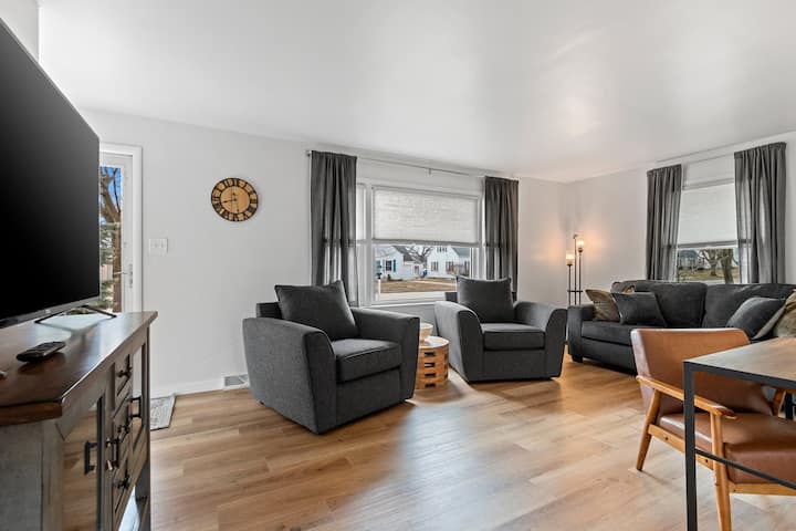 Stylish Hidden Gem-centrally Located, Quiet, Clean - Green Bay