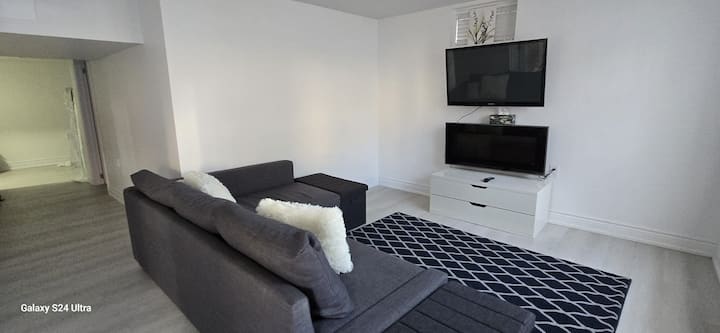 Bright Open Concept Modern Suite In Stoney Creek - Ontario