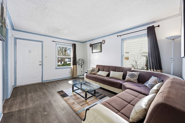 Cozy Two-bedroom, Perfect For Getaway, Sleeps 8 - Dearborn, MI