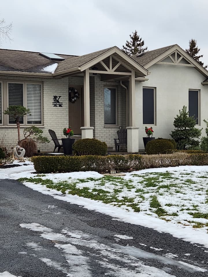 Beautiful Bangalow By The Falls - Niagara Falls