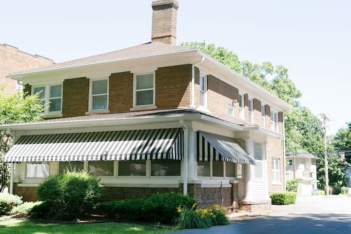 Ledger And Leisure Retreat - Springfield, IL