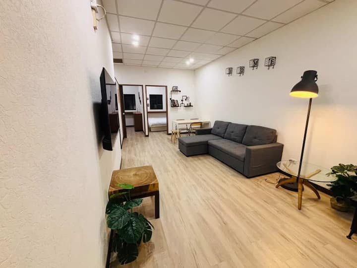 古蹟旁的溫馨址
紅樓旁獨特設計宅，完美平衡歷史美感與現代生活需求，近捷運出口，讓您的台北之旅輕鬆自如 - Taipéi