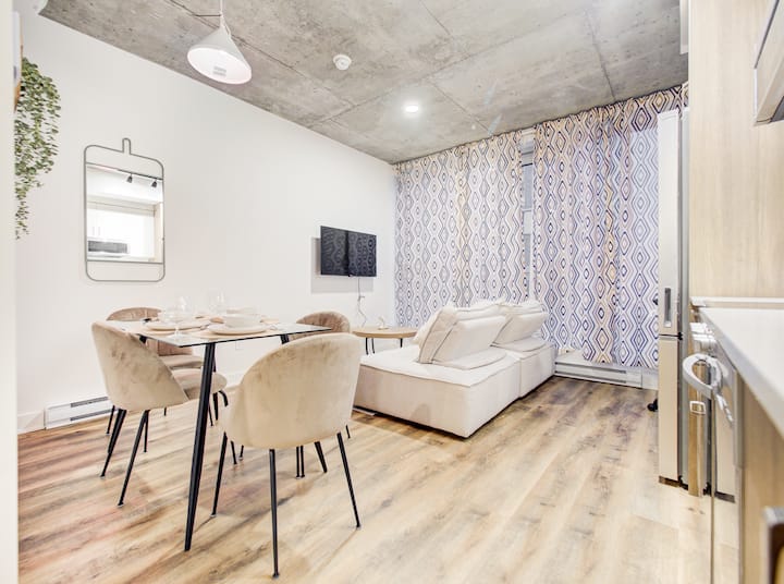 Cozy Downtown Montreal Retreat – Metro Nearby - Montreal