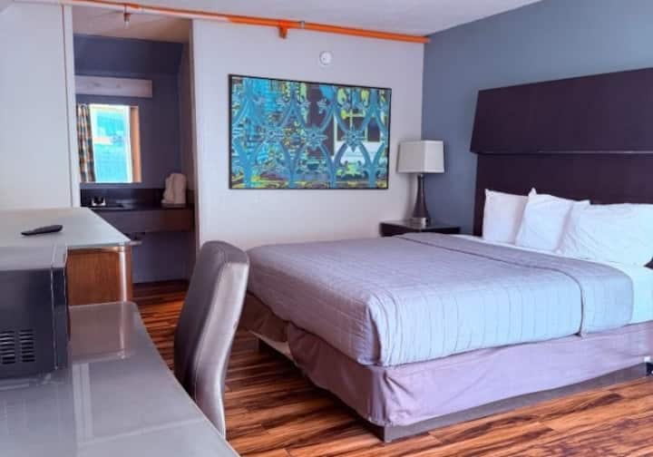 Comfortable King Room With Modern Amenities - Cartersville, GA