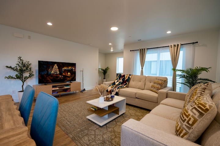 Brand New 4br Townhome | Garage + Balcony - Salt Lake City, UT