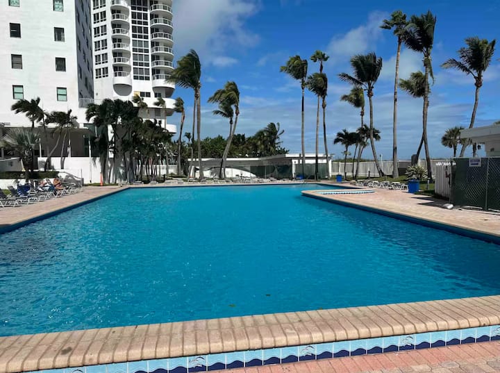 Miami Beach-front With Amazing Pool! - Miami Beach, FL
