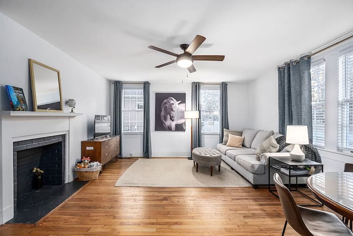 Walk Downtown Aiken | Chic 1b1b With King Bed - Aiken, SC
