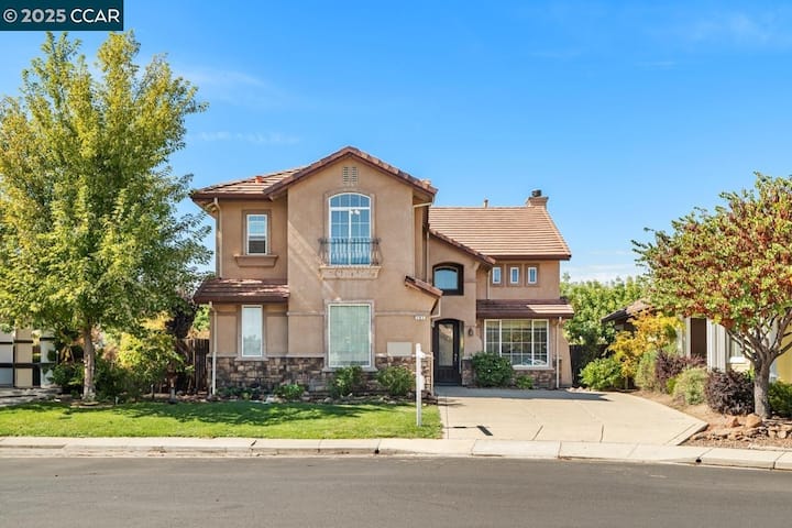 Enjoy A Quiet Retreat At The Deer Ridge Brentwood. - Brentwood, CA