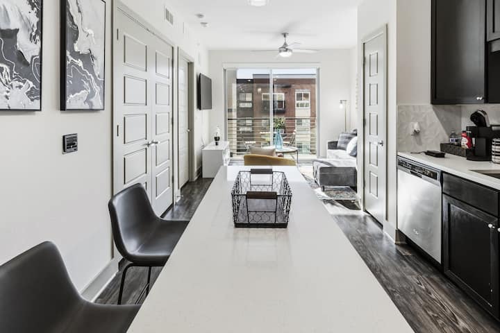 Luxury Chic Retreat - Frisco, TX