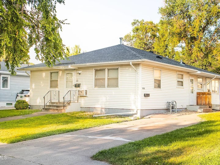 The 13th Street Stay | Clean, Quiet & Central - Bismarck, ND