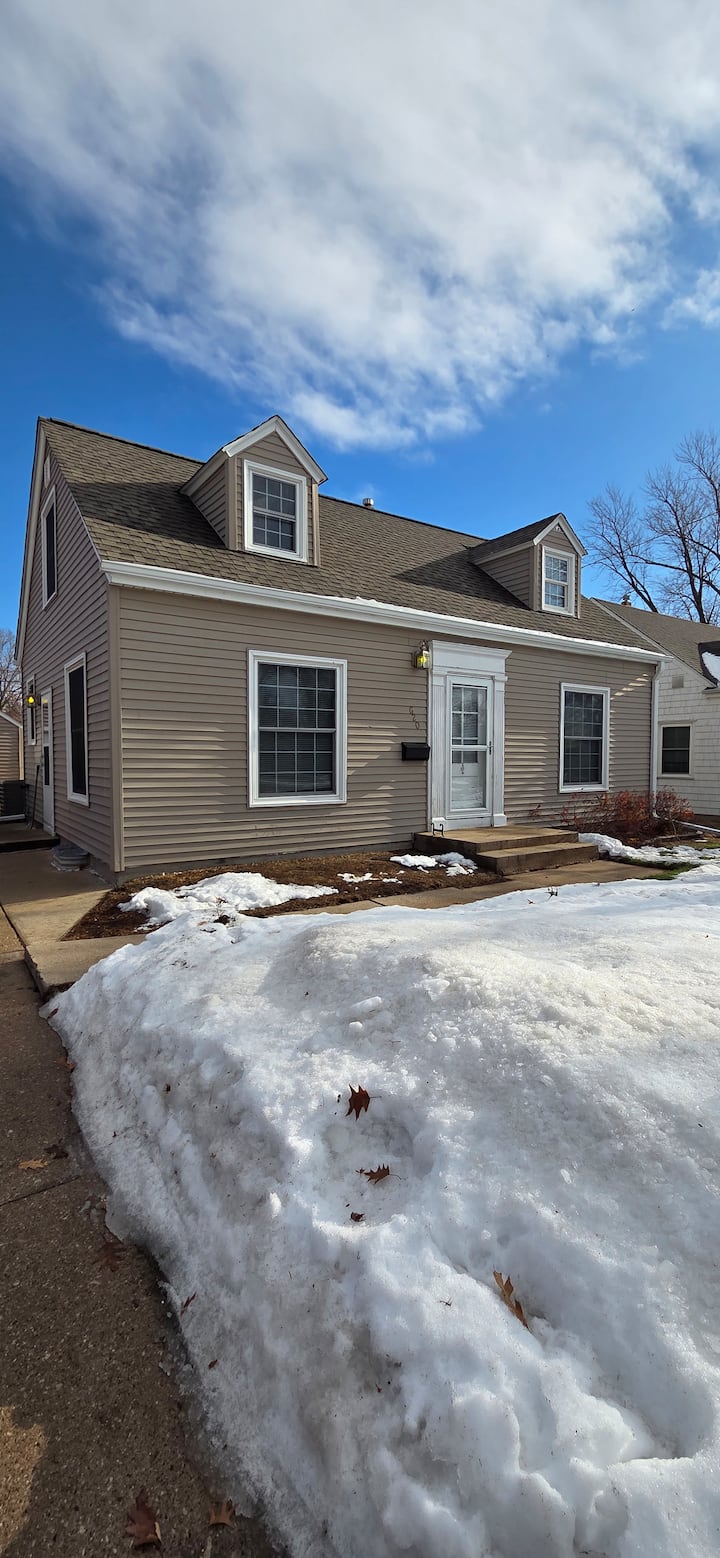 Se Side 1.5 Story 4 Bed, 2 Bath Home. - Cedar Rapids, IA