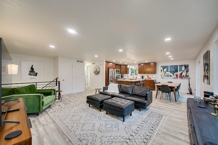 House With Large Backyard, Game Room, Sleeps 11 - Meridian, ID