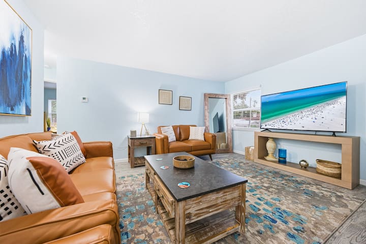 Downtown Sarasota 2 Bedroom Boutique Apt! Sleeps 4 - Sarasota, FL