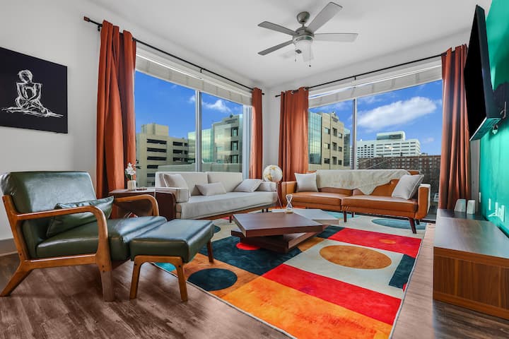Mid-centry Sunlit Condo | Min To Brdwy | Parking ! - Nashville, TN
