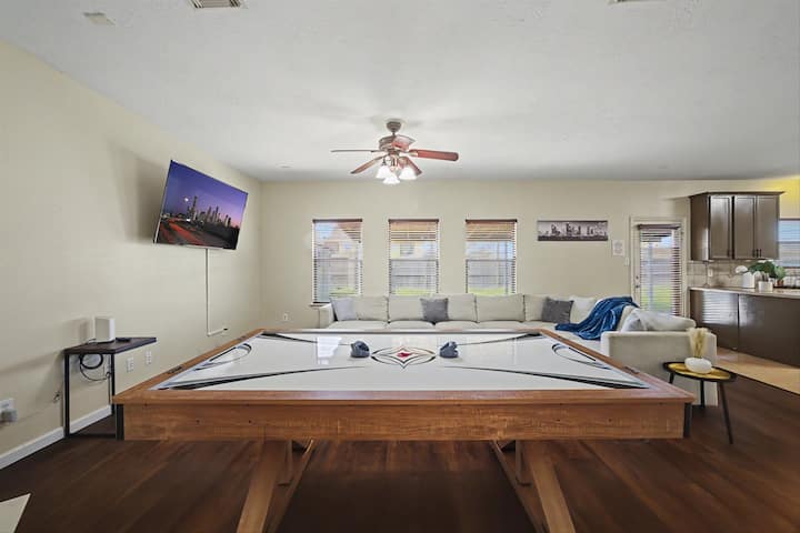 Baytown Htown Escape | Air Hockey Yard Bbq Games - Baytown, TX
