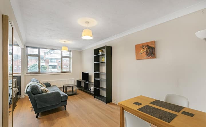 Hampton Wick Gem-steps From Station, Shops & River - Surbiton