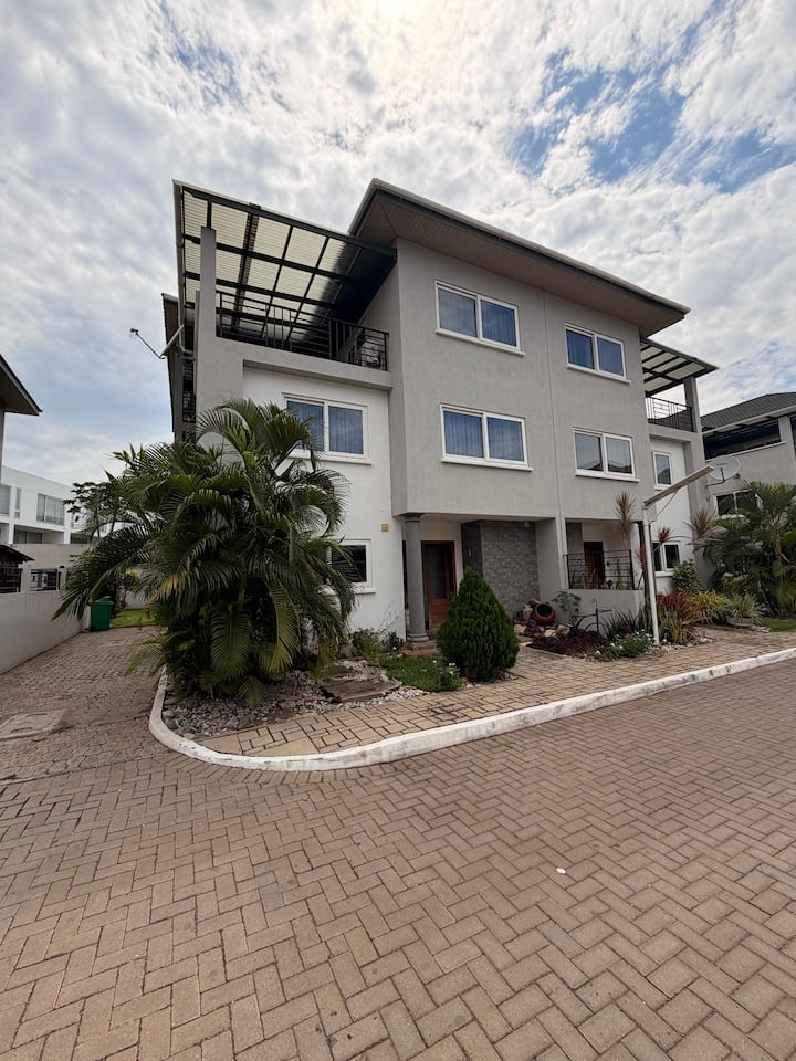 4br Townhouse Cantonments | Pool | Private Garden - Ghana