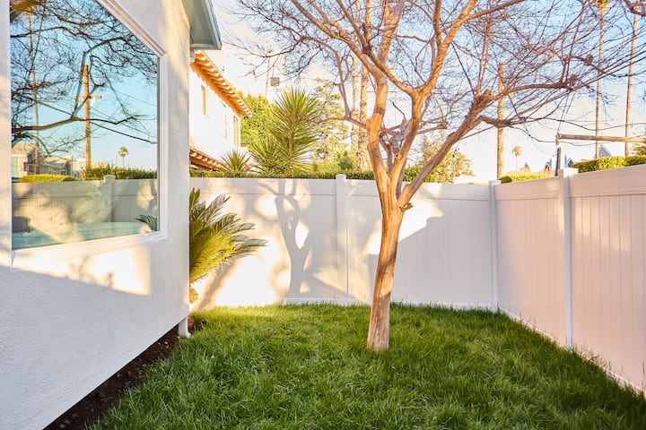 The Hollywood Hearthlight Bungalow - Los Angeles, CA