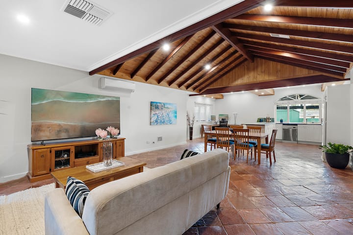 Architectural Home With High Ceilings & Skylights - 퍼스