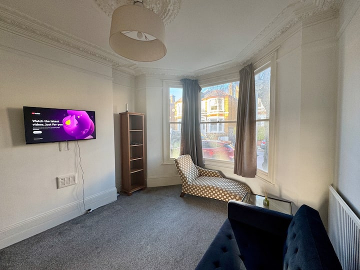 Classic London Style: Period One-bed In Zone 2 - London, UK