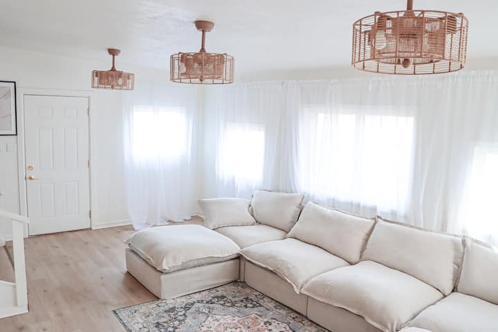 The Cahill House | Stylish Comfort • Serene - Cheyenne, WY