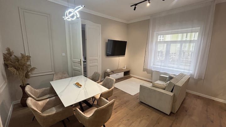 Spacious, Premium Apartment In The Center Of Pécs - Hongrie