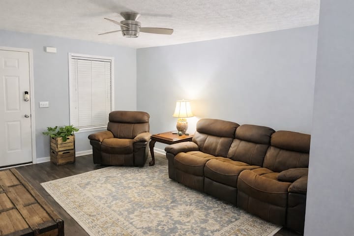 Pet-friendly 3b/2ba Home 1-car Garage, Fenced Yard - Murfreesboro, TN