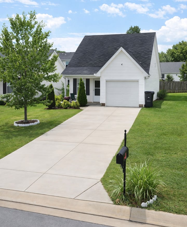Pet-friendly 3b/2ba Home 1-car Garage, Fenced Yard - Murfreesboro