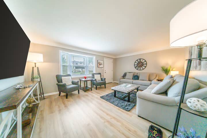 Chic Parma 3 Bed 2 Bath, King Bed - Parma, OH