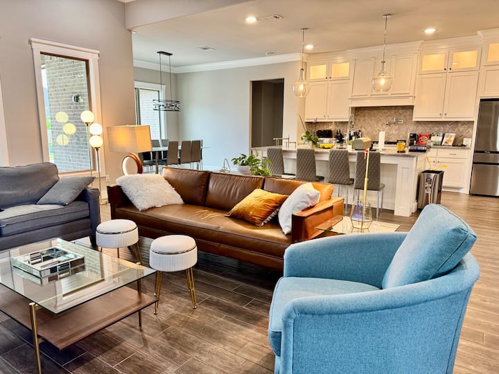 Luxury Oasis With A Cinematic Stay - Santa's Wonderland, College Station