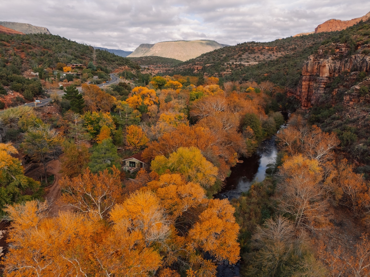 Blick auf Sedona am Bach: Laura-Ingalls-Wilder-Hütte - Blockhütten zur ...