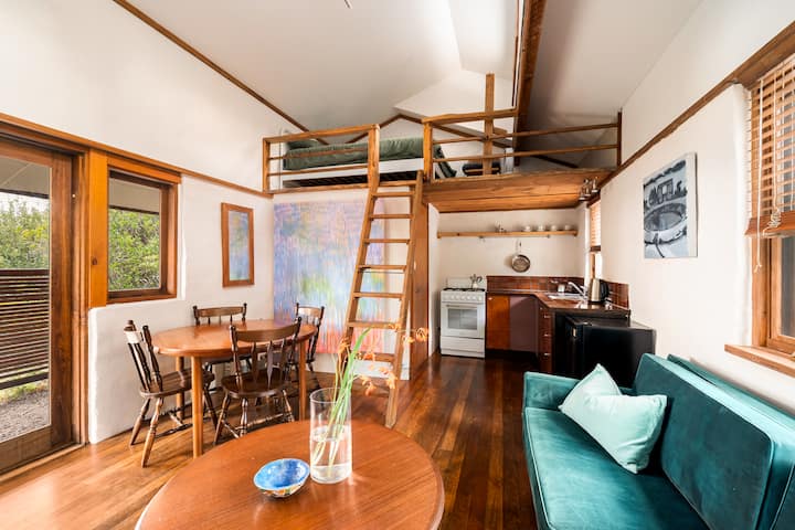 Thoughtfully Crafted Mud Brick Studio On The Bush - Wentworth Falls