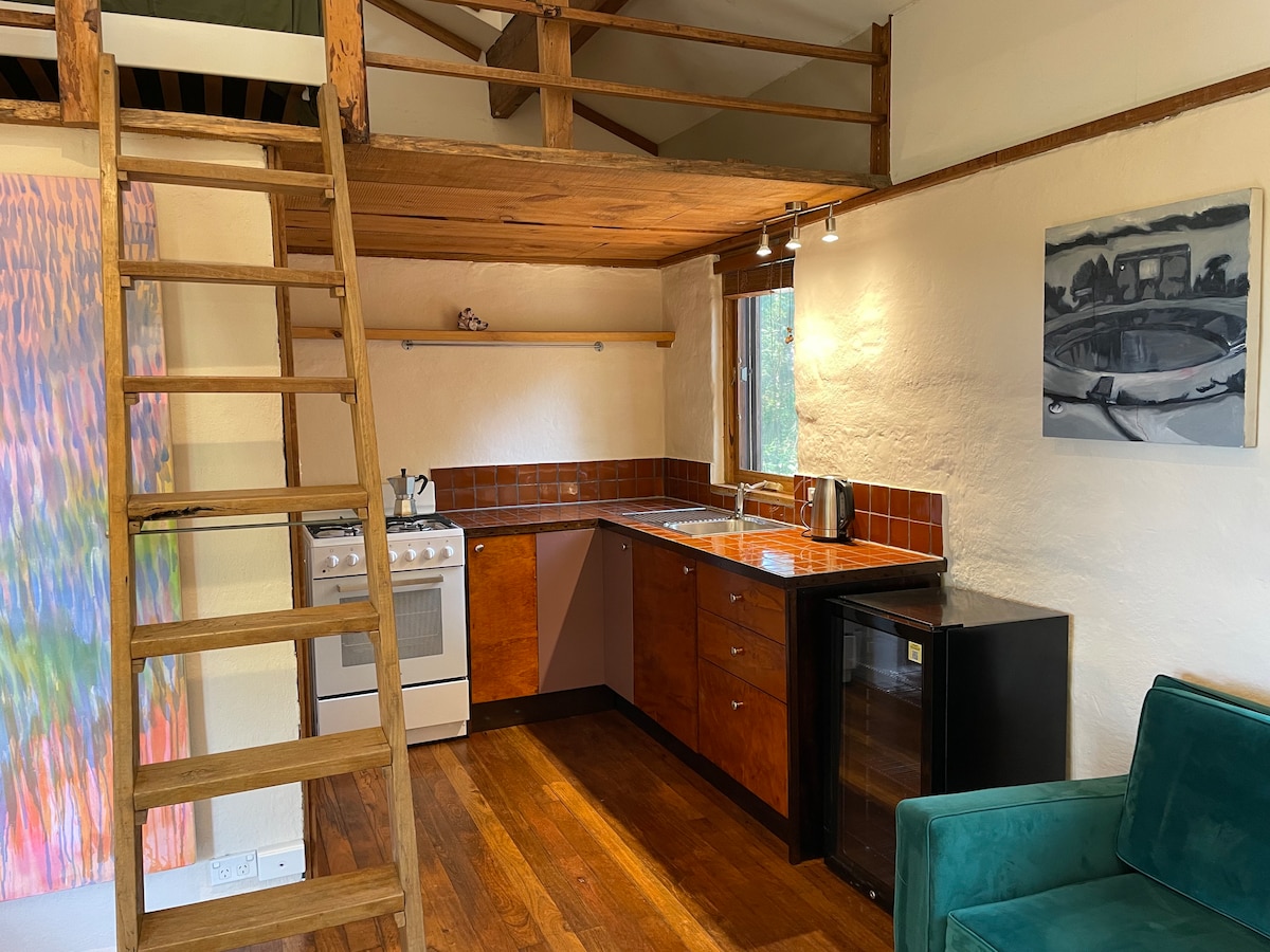 Doordacht vervaardigde studio van leemsteen in de bush - Aardehuizen te ...