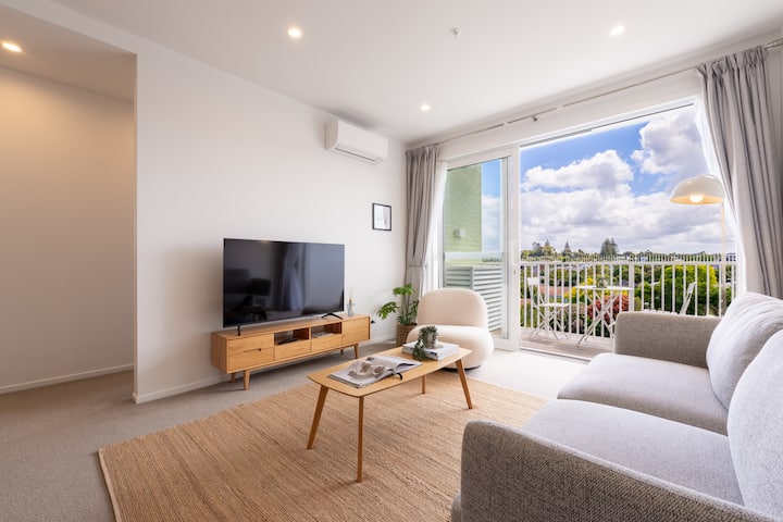 Stunning 3-bedroom Apartment With Pool In Onehunga - Auckland