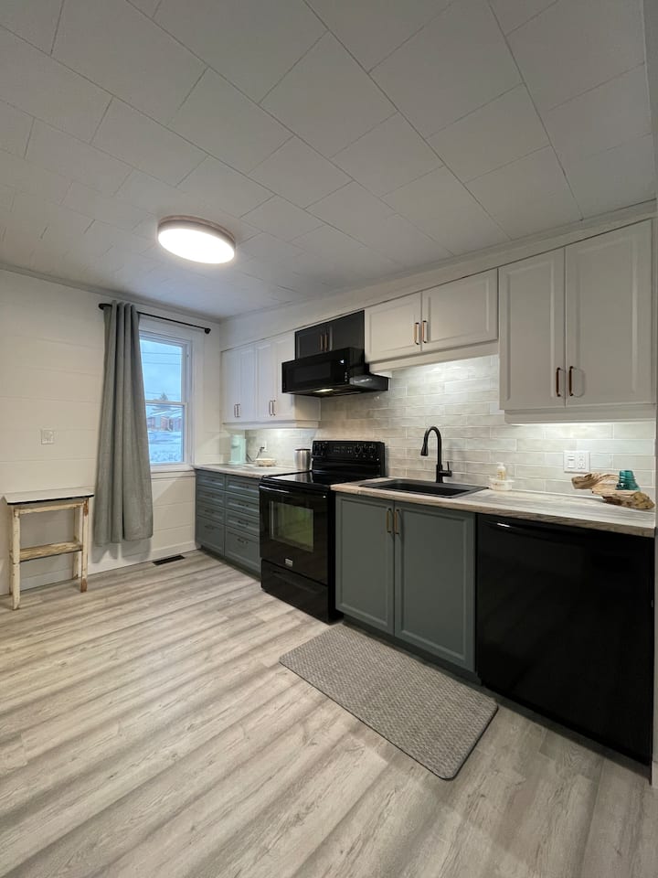 Corby Cottage - Full House 
2 Bedrooms - Belleville, Canada
