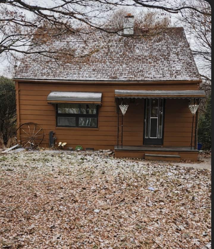 Cozy Urban Cabin - Windsor, ON, Canada
