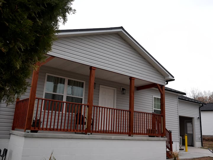 New Modern Home | Minutes To Downtown Danville - Danville, VA