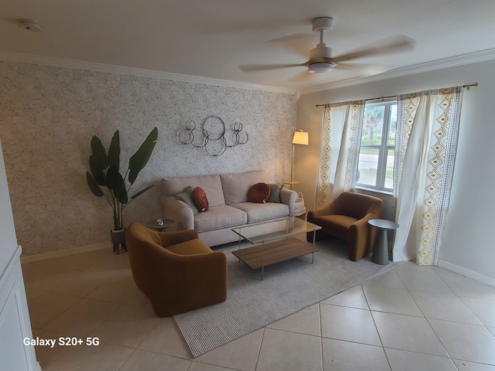 Sleeps 6, Minutes From Beach Gorgeous Backyard - Riviera Beach, FL