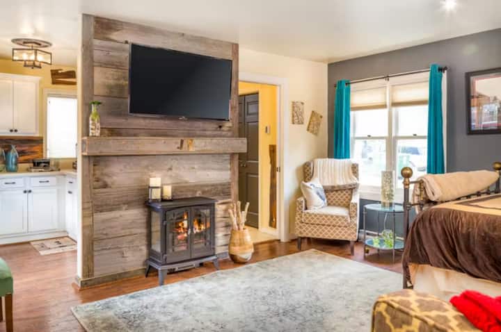 The Dahl Cottage: Cozy Studio Steps To Gondola - Telluride, CO