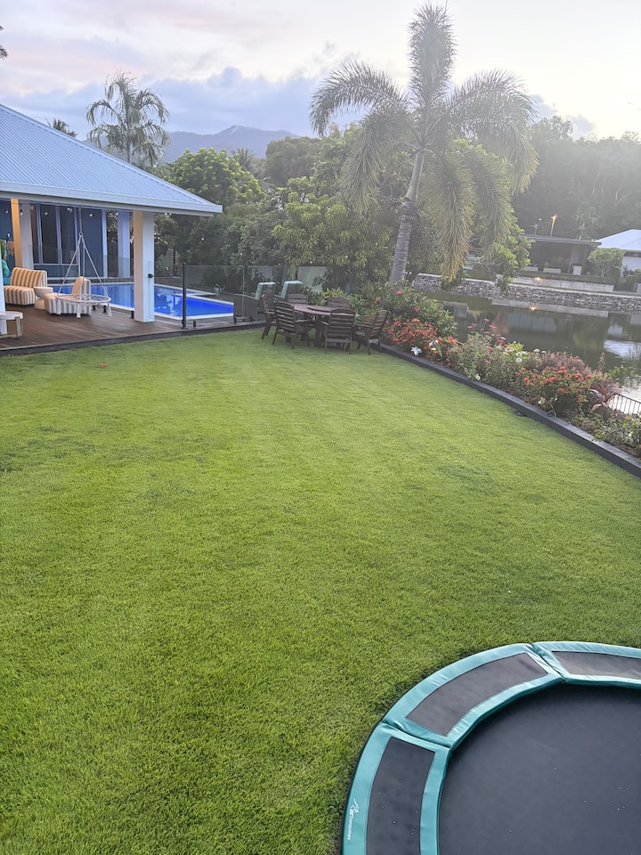 Lagoon-front Family Luxury | Beach 5 Min Walk - Cairns