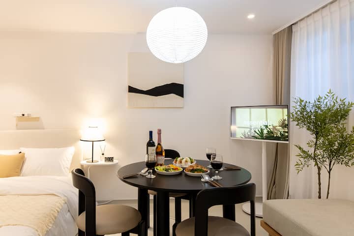 [신규할인] 서울중심/공항철도/공덕역/대흥/마포/홍대/이태원/5인숙소/호텔베딩/빔프로젝터 - South Korea