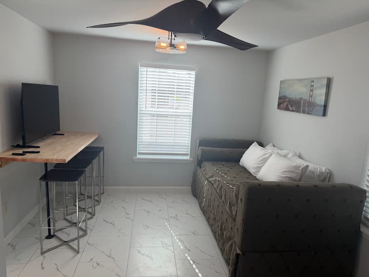 Lawndale 1 Bedroom Garage Apartment - Houston, TX
