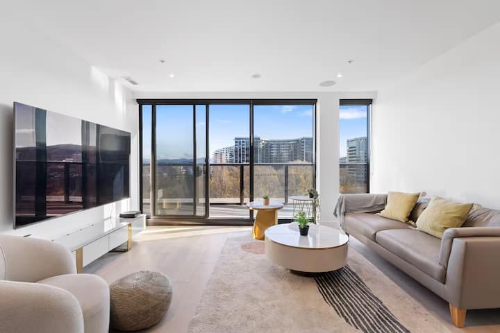 Luxury City Penthouse With Balcony, Pool & Parking - Canberra