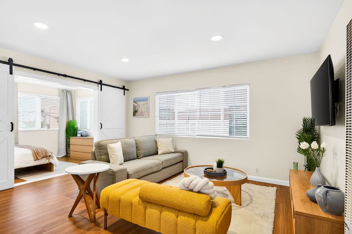 Downtown Mb 2br | 2 Blocks To Ocean + Rsvp Parking - Manhattan Beach, CA