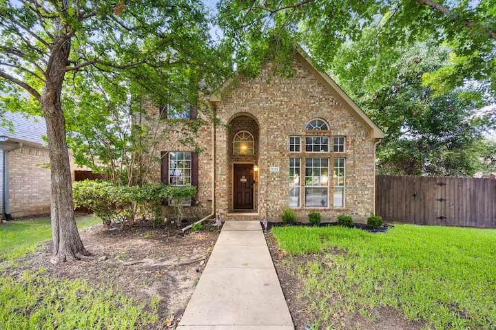 Kings Canyon: Spacious, Modern, Family Retreat - Plano, TX