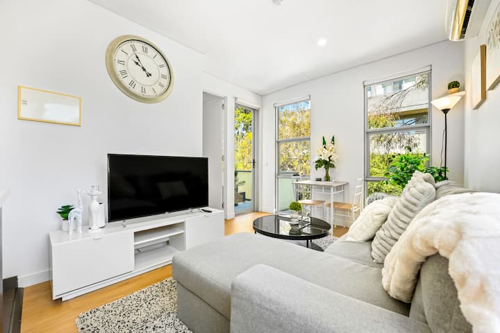 Upscale 1br Apt Near Monash With Parking Included - Dandenong