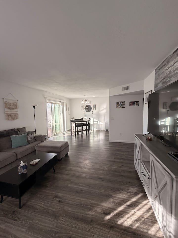 A Nice Cozy Apartment- 5 Mins Downtown! - 프레스컷