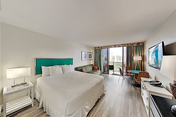 Hawaiian Getaway At Aqua Palms Waikiki - Honolulu, HI