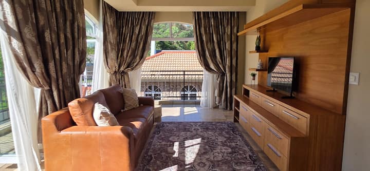 Stay In Luxury Near Everything - ジョージ