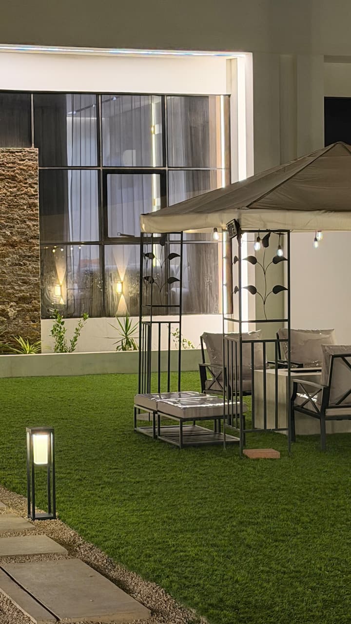 شاليهات أورا
حيث تلتقي الراحة بالفخامة - Salalah